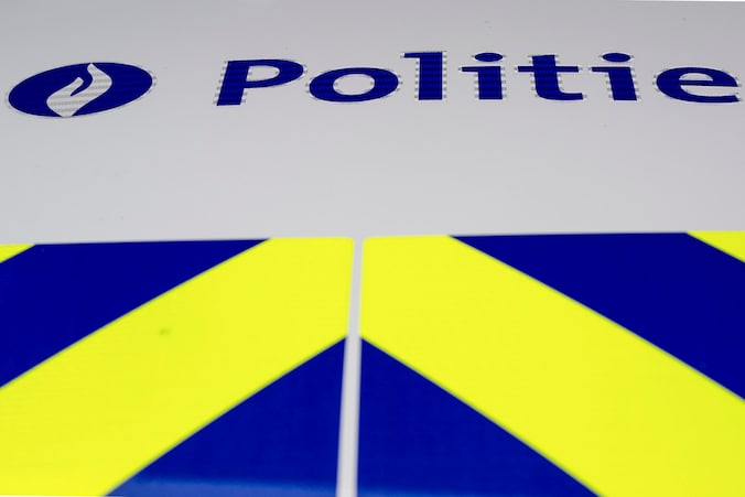 Chauffeur vier meter naar beneden na te snel genomen afrit | Regio | HLN.be