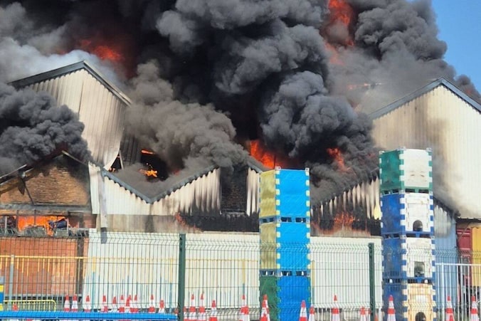 Zware brand bij textielopslag net over Waalse grens: drie ...