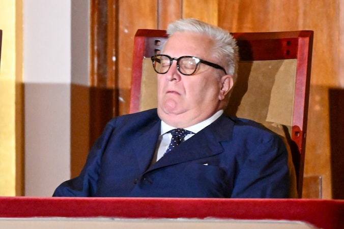 Oeps: Prins Laurent vecht tegen de slaap (en zijn smartphone) tijdens ...