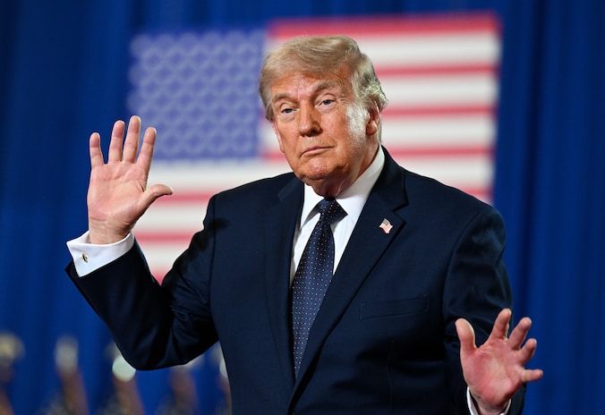 Na afzegging resem aan artiesten: Trump zélf headliner op feest voor ...