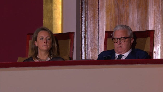 Oeps: Prins Laurent vecht tegen de slaap (en zijn smartphone) tijdens ...