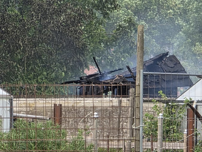 Hangar aan hoeve gaat volledig in vlammen op, bewoners blijven ...