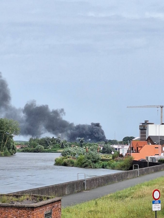 Hangar aan hoeve gaat volledig in vlammen op, bewoners blijven ...