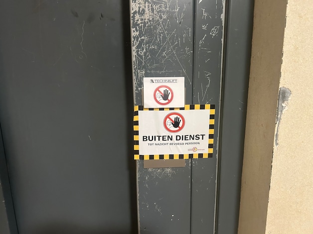 Bewoners van sociaal woonblok in Gent zitten al maand vast door defecte ...