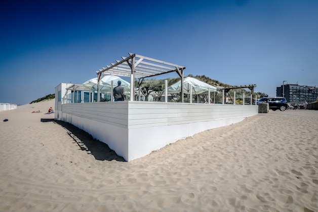 Beachbar Koki Beach in Bredene, uitgebaat door Giani (30) en Zeinab (31 ...