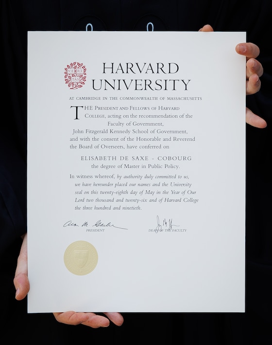 Prinses Elisabeth heeft Harvard-diploma op zak, trotse vader Filip ...
