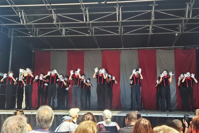 Clowns, mimespelers en jongleurs: school tovert speelplaats om tot ...