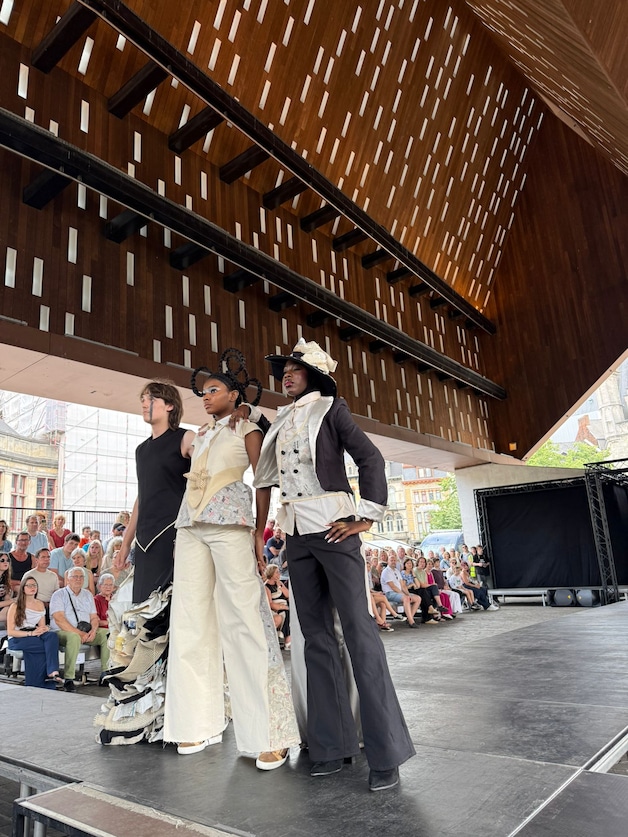 Leerlingen VISO tonen eigen creaties tijdens modeshow onder Stadshal ...