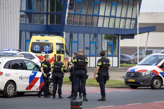 Dode en twee zwaargewonden bij steekpartij in Nederlands bedrijf: “Ik ...