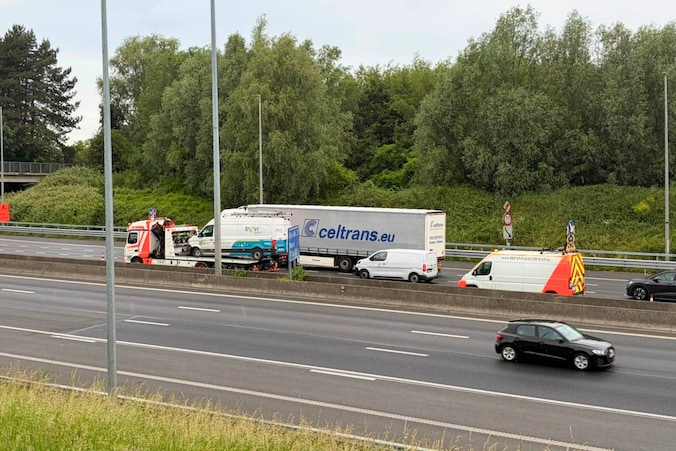 Lange file op E17 naar Frankrijk door ongeval met bestelwagen ter ...