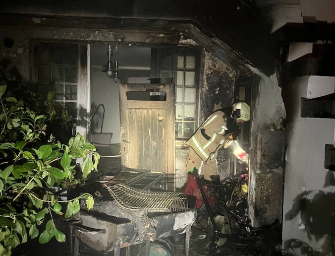 Smeulende kolen veroorzaken zware woningbrand in Etterbeek: “Barbecue ...