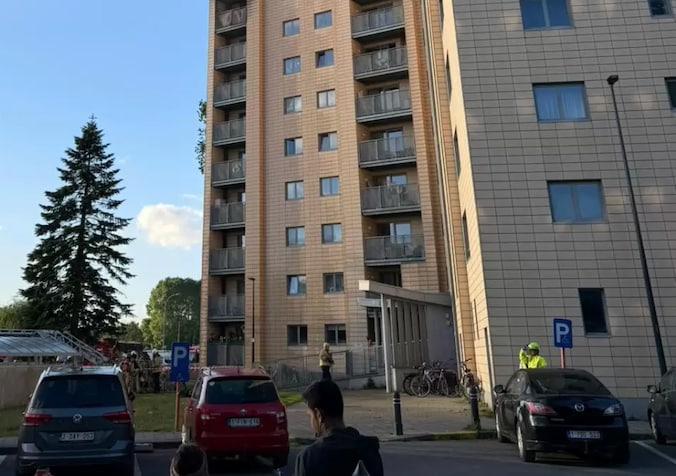 Man gooit spullen uit appartement aan Watersportbaan, politie grijpt in ...