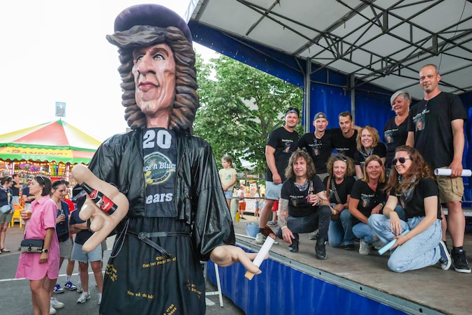 Cafébaas Sven vereeuwigd in nieuwe reus | Regio | HLN.be