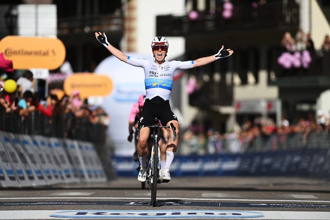 Demi Vollering wint in Giro voor vrouwen, Anna van der Breggen blijft ...