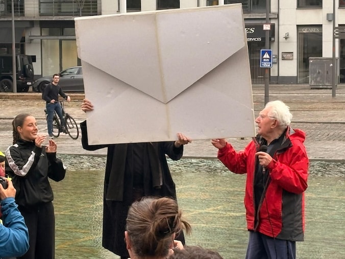 Ercola brengt symbolisch bod uit in twee meter lange enveloppe om ...