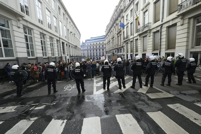 Onderzoek naar Brusselse politie na beelden van agent met ‘Deus Vult ...