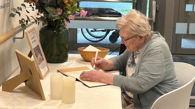 “Ze was zo’n toffe, goedlachse dame”: eerste bezoekers tekenen ...