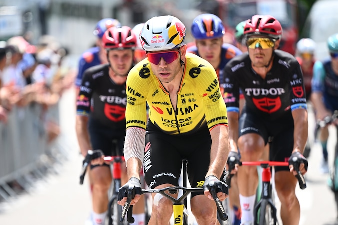 “Eerste poging om mijn stuur weer vast te houden”: Wout van Aert ...