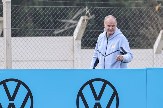 Eigenzinnige Marcelo Bielsa boos na vraag over FIFA-foto’s: “Ik ben ...