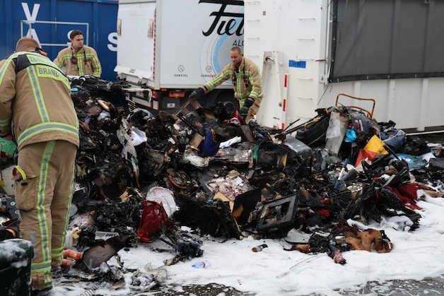 Container vol spullen gaat in vlammen op aan kringwinkel | Regio | HLN.be