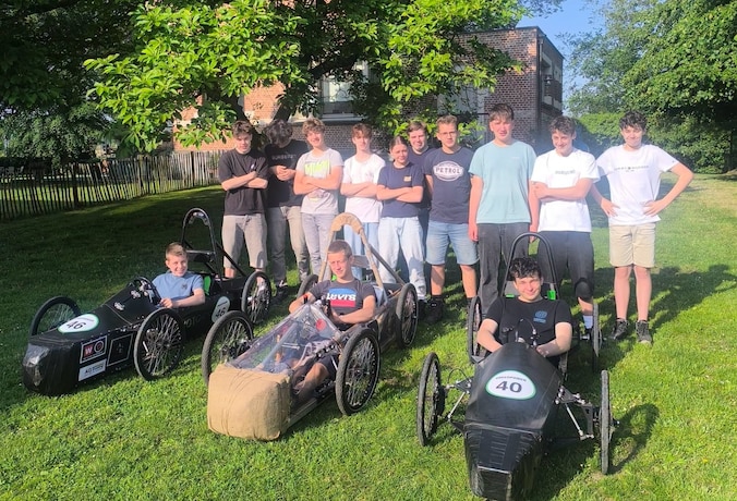 Scholieren bouwen eigen elektrische racekar en scheuren over Circuit ...