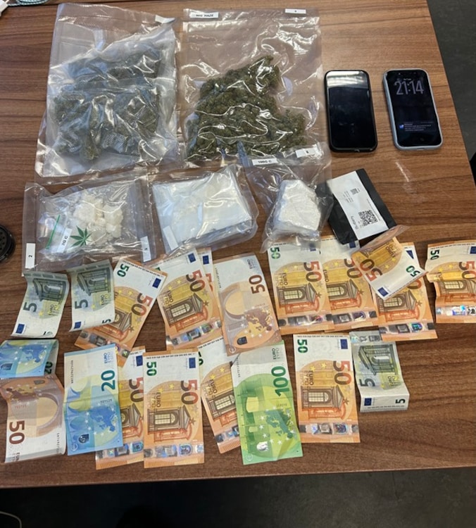 Politie vat Nederlandse drugsdealer (19) na korte achtervolging in ...