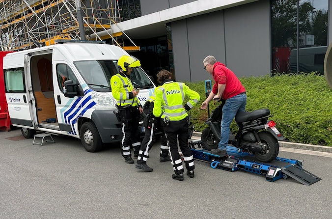“Bromfiets haalde 61 km/u”: politie takelt meerdere opgevoerde ...