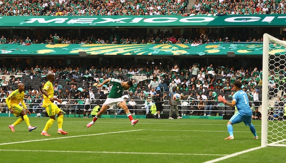 Gastland Mexico opent WK voetbal met zege tegen erg zwak Zuid-Afrika ...