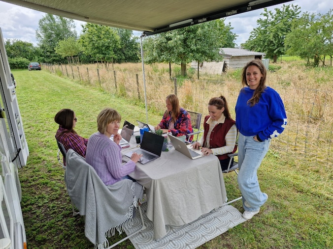 AI-opleiding met zicht op de velden: Sharon (33) organiseert workshops ...