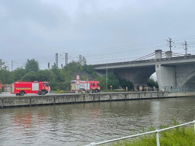 Man houdt zich verschanst aan Aakaai in Sint-Pieters-Leeuw: perimeter ...