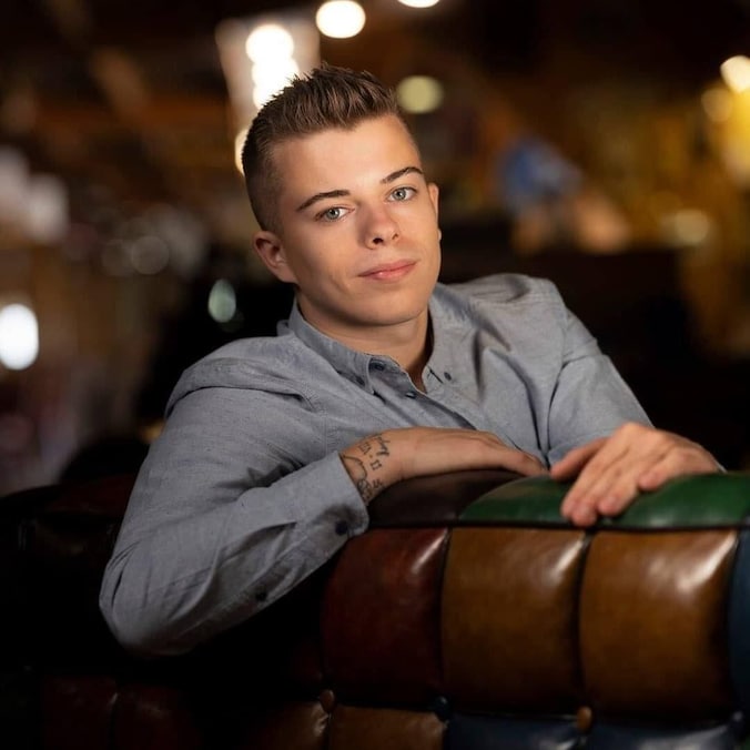 Genkse zanger ARON (30) lanceert nieuwe single ‘Vergeet Nooit Waar Je ...