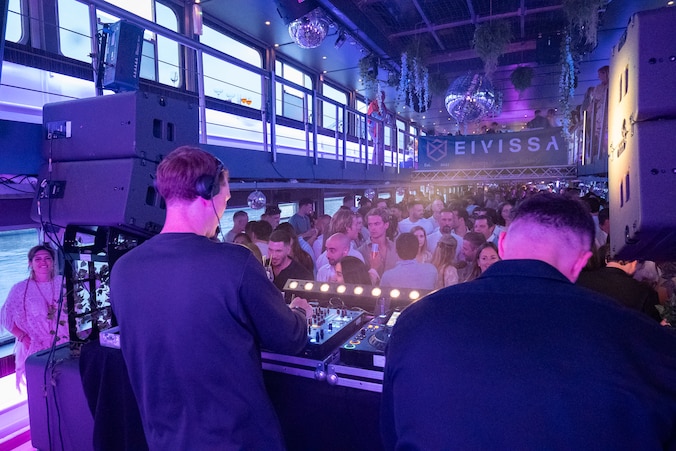 KIJK. 600 feestvierders maken van eerste Dance on Deck een ...