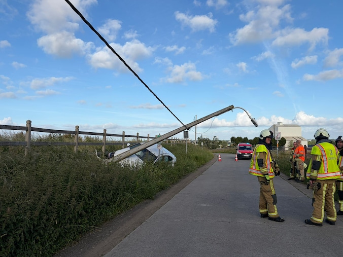 BMW mist bocht en knalt tegen verlichtingspaal: straat tijdelijk ...