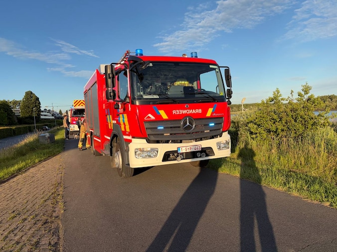 Plezierboot dreigt te zinken onder ponton aan Schelde in Steendorp ...