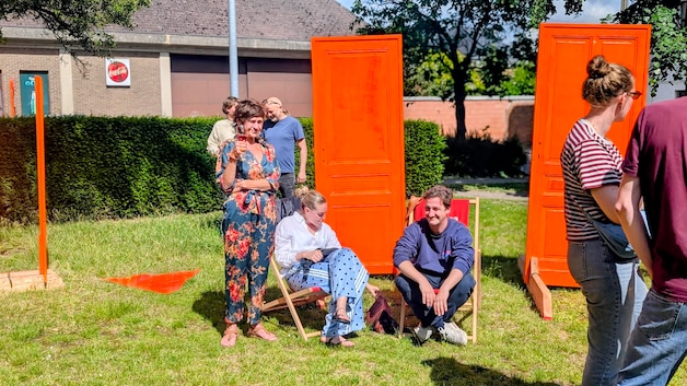 Kunstinstallatie met twintig oranje deuren aan Oude Vismijn ...