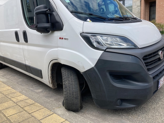 Bestelwagen rijdt drie voertuigen aan in Temse | Regio | HLN.be