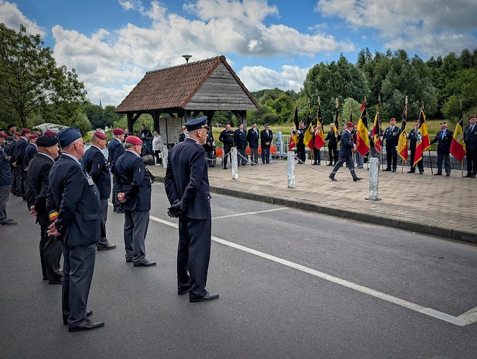 Menen herdenkt sabotage van sluizen uit WOII: parachutisten en ...