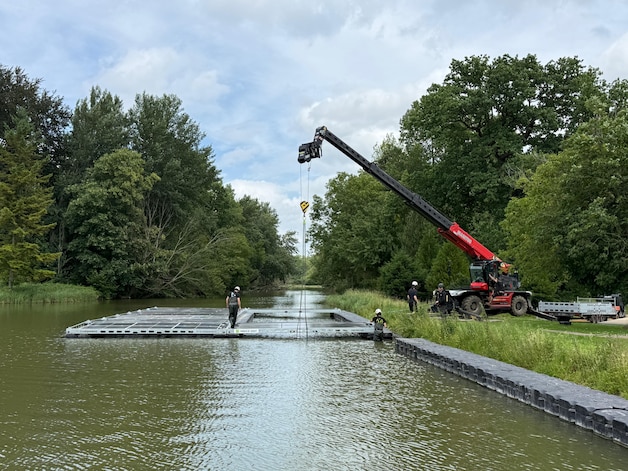 Paradise City plaatst 126 zonnepanelen op het water: “Vooral groene ...