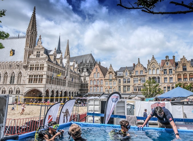 Koopjes, duikinitiaties en beachvolleybal op Dolle Dagen | Regio | HLN.be