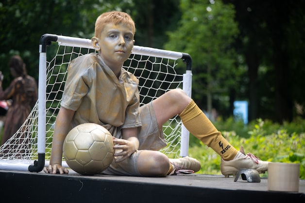Finn (8) en Sara (12) staan uren stil tussen internationale levende ...