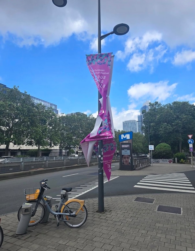 Banners van lgbtqi+-koorfestival al na amper enkele uren aan flarden ...