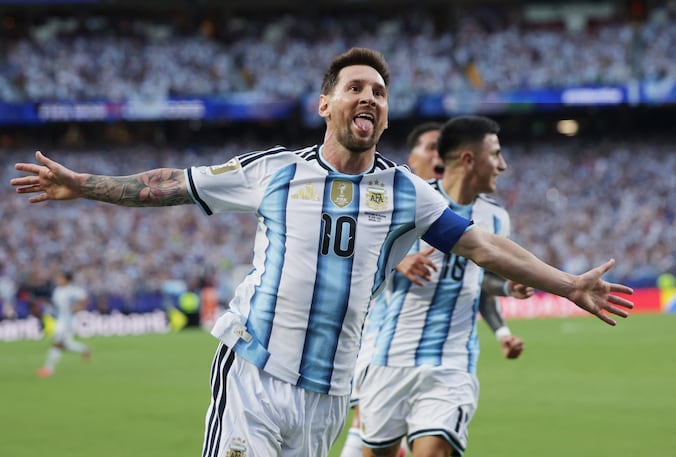 Wie anders? Lionel Messi poeiert Argentinië op voorsprong met geweldig ...