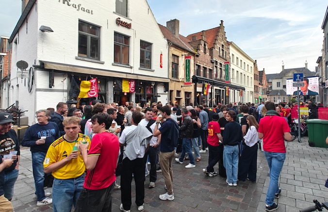 KIJK. Honderden supporters juichen Rode Duivels toe in Eikelstraat ...