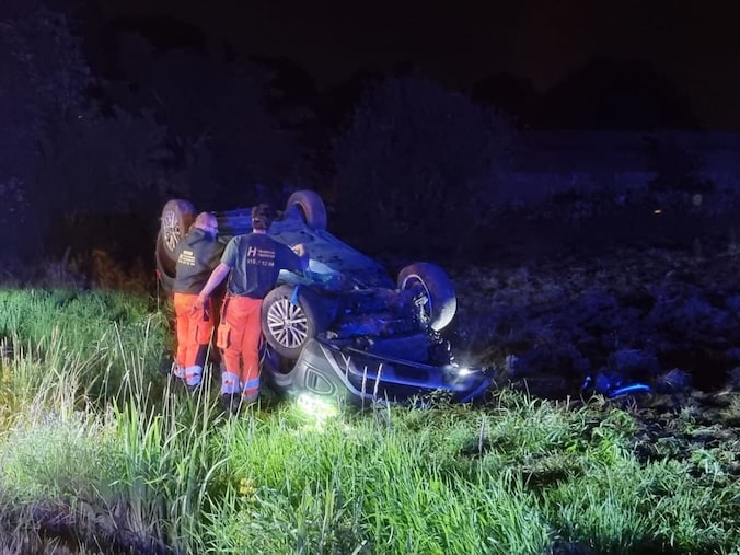 Auto botst tegen duiker en belandt op zijn dak in weiland: twee ...