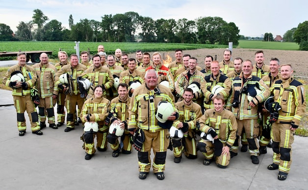 Franky (68) hangt na 50 jaar zijn brandweerhelm aan de haak bij post ...