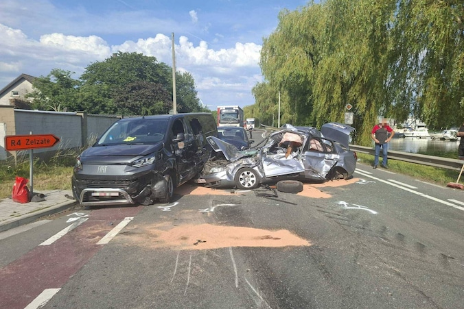 “Voor ik het wist hoorde ik een klap”: tractor knalt op wagen aan ...