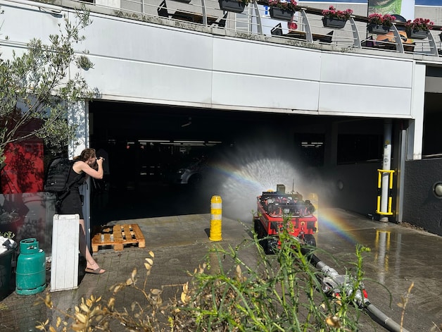 Brand in parking? Robothond Sil en blusrobot Brutus staan klaar ...