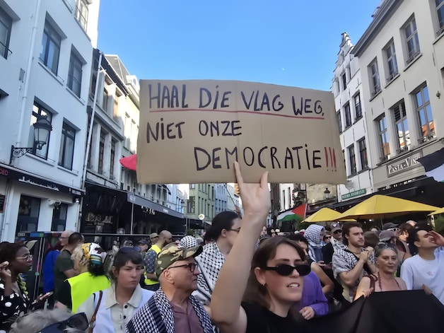Tien actievoerders opgepakt tijdens protest tegen Israëlische vlag aan ...