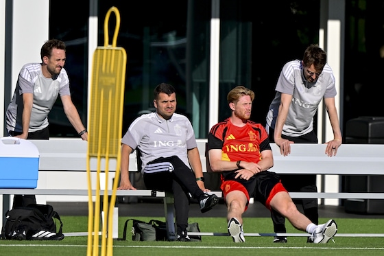 Thibaut Courtois geniet van familiemoment - Charles De Ketelaere lijkt ...