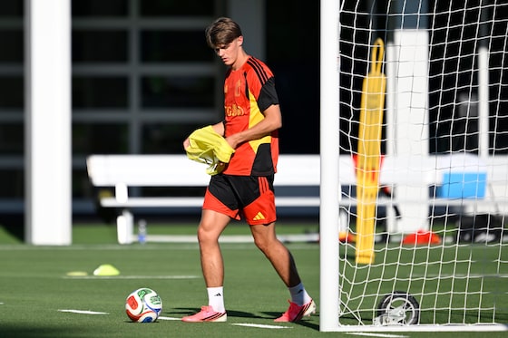 Thibaut Courtois geniet van familiemoment - Charles De Ketelaere lijkt ...